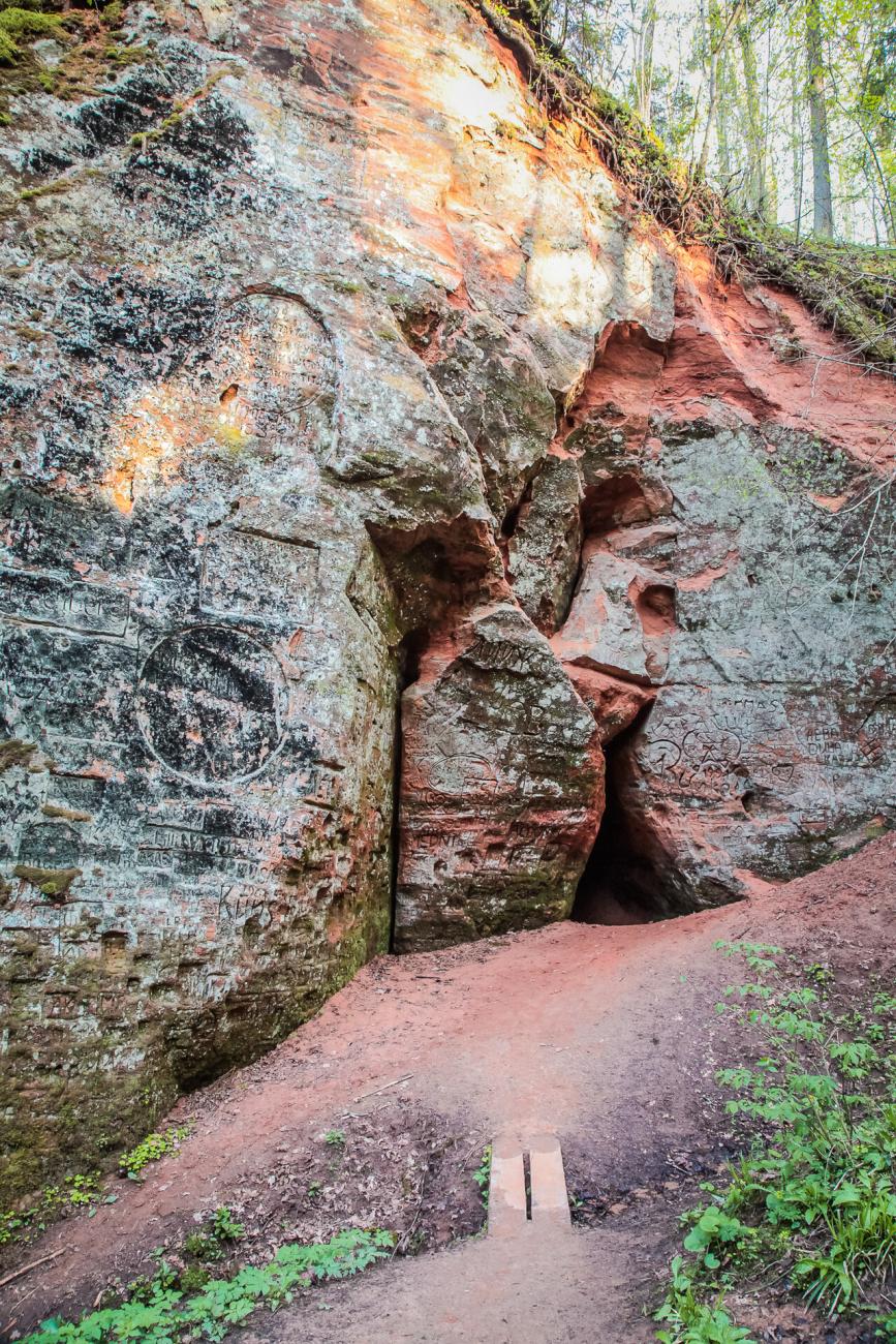 The Raven's ravine and cave | latvia.travel