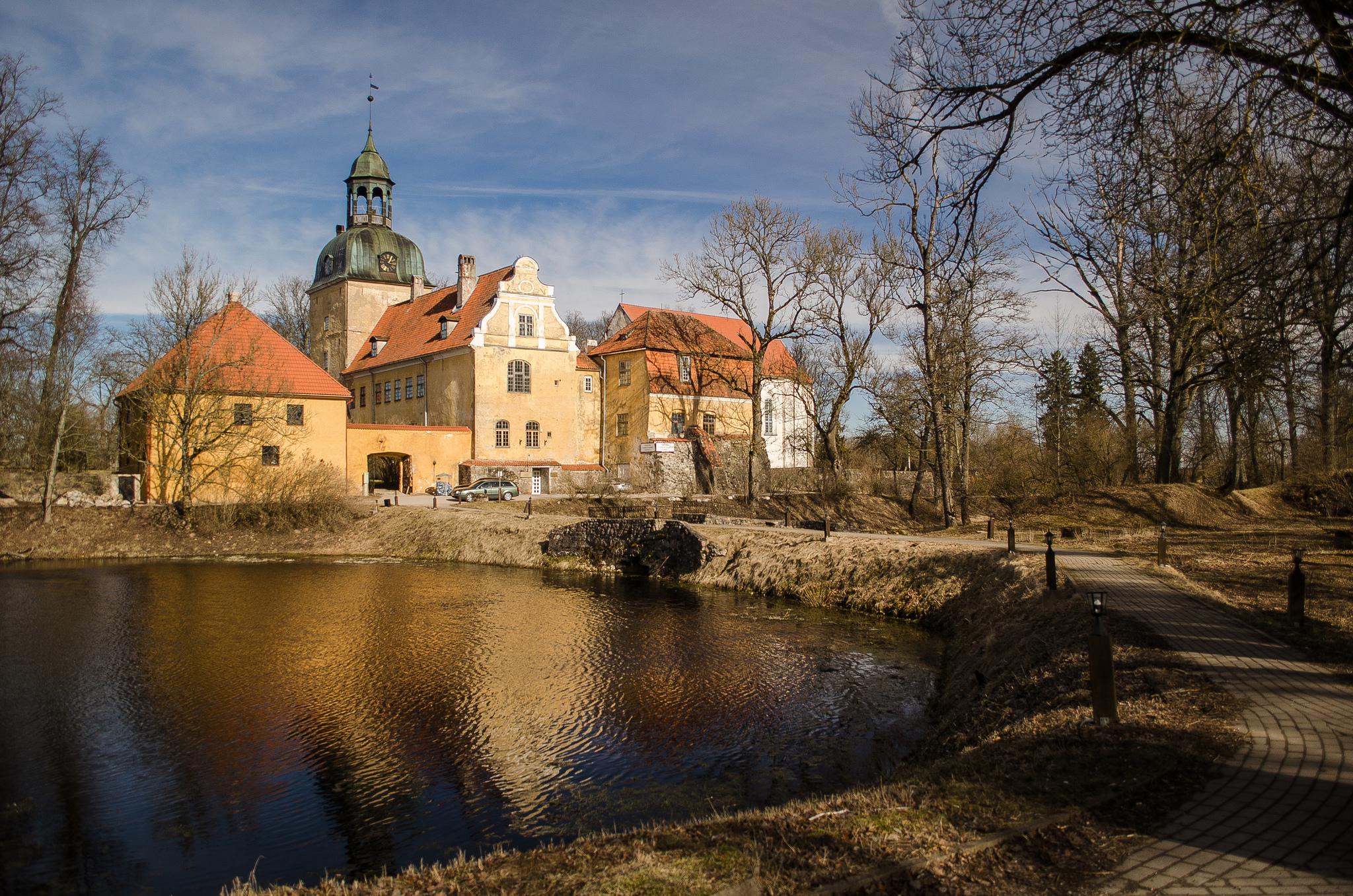 Lielstraupe castle and church | latvia.travel