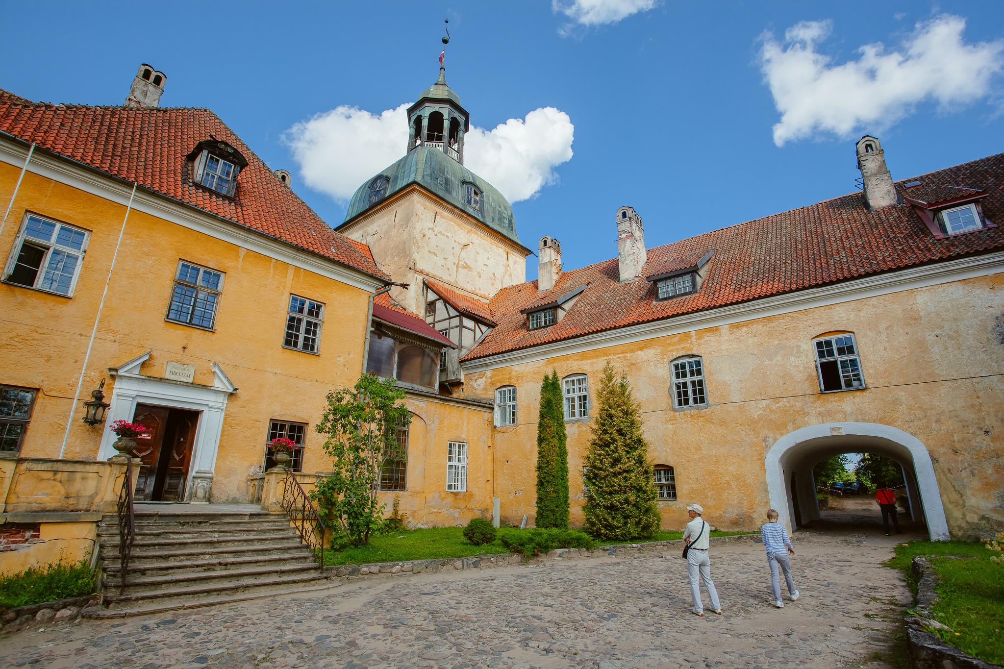 Lielstraupe castle and church | latvia.travel